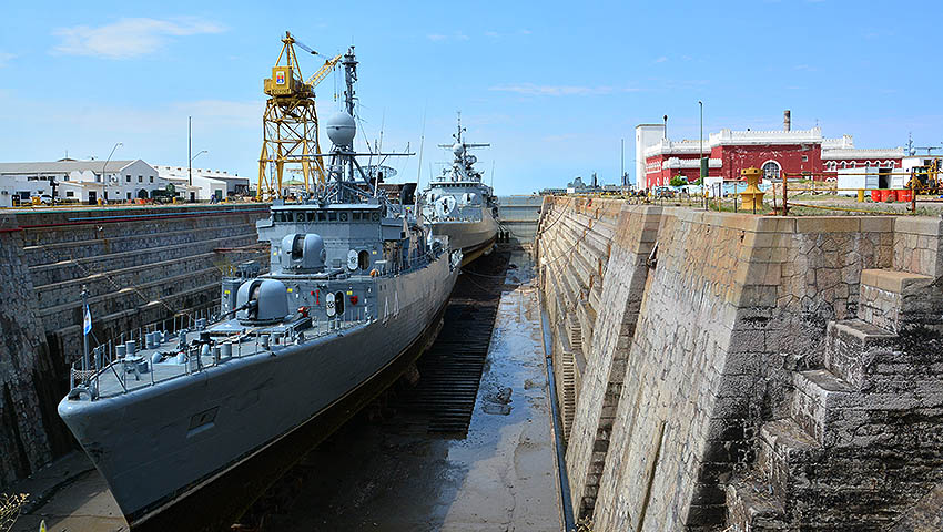 ¿Qué hacen dos buques franceses y un portaaviones nuclear yanqui en el ...
